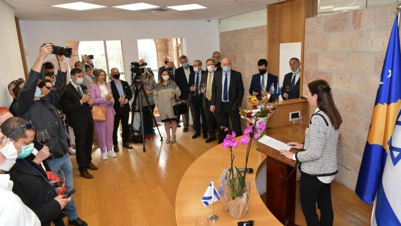 Ambasadorja Demiri në ceremoninë e hapjes së Ambasadës së Kosovës në ...