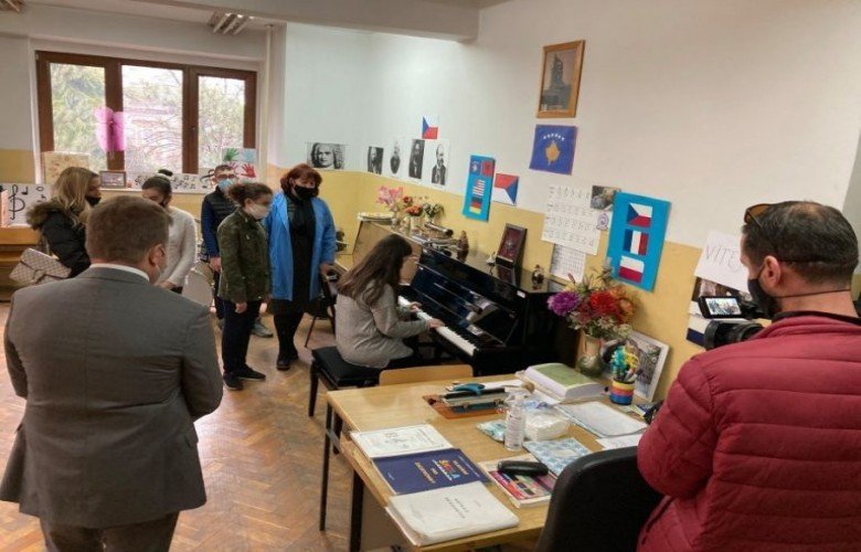 Ambasada e Çekisë ndihmon shkollën e të verbërve në Pejë - Dardania Press